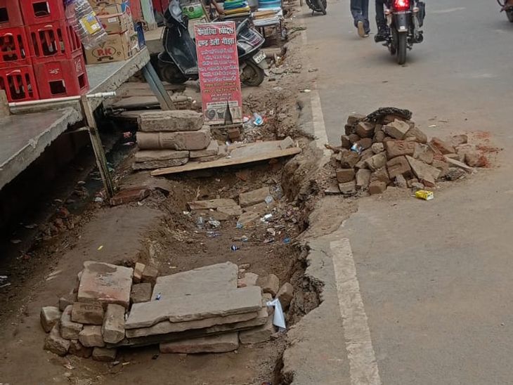 Ongoing work of laying interlocking pavement, people are facing ...