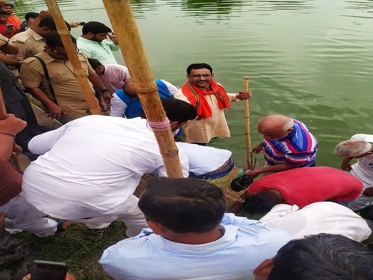 Azamgarh MP Nirhua came out on the road to clean