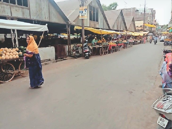 Years old tinshed of vegetable market has become shabby, rain water ...