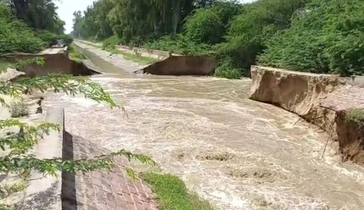 The fields were submerged due to the breaking of the canal near the ...