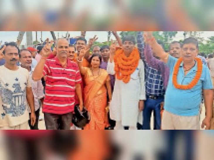 Rooster, fish and gas-cylinder election symbol for mayor candidate ...