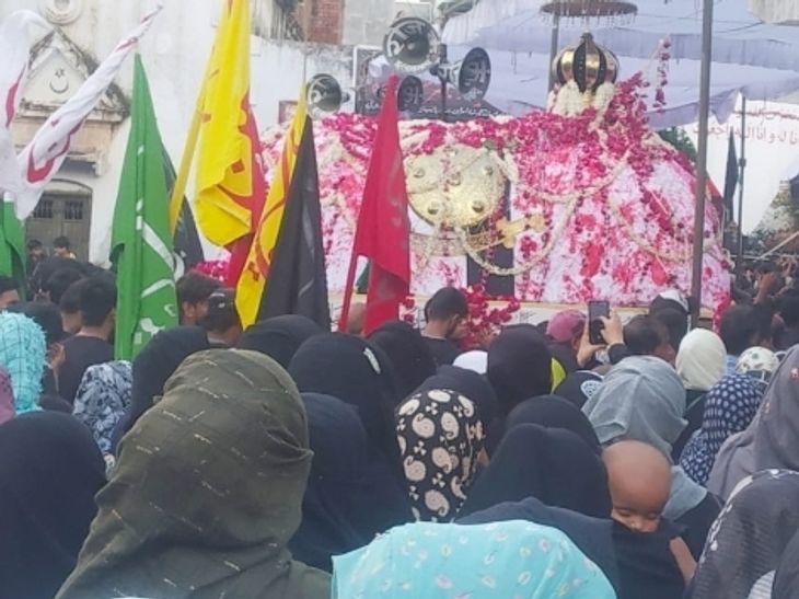The coffin and flowers of martyr Karbala buried with the pain of ...