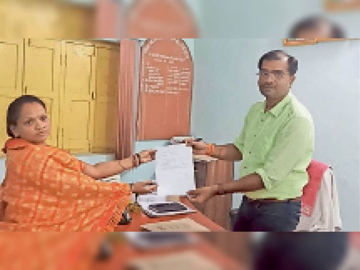 Sadar Pramukh handed over letter to EE of PHED to | प्रखंडाें में पानी ...