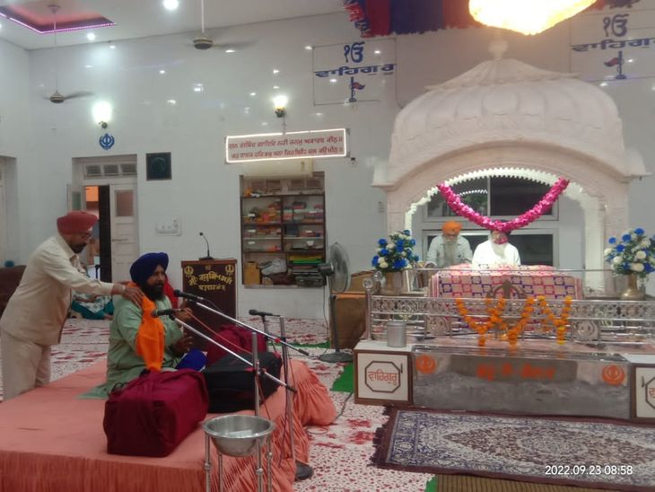 Badwah Sikh Sangat honored Giani Sukhdev Singh, who came from Amritsar | गुरुद्वारे में 7 दिवसीय ...