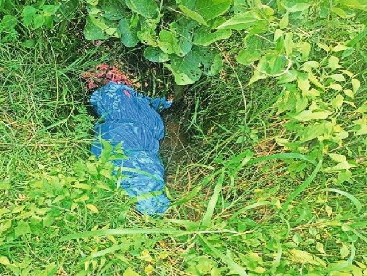 Seeing the surgical cut of the post-mortem in the recovered body ...