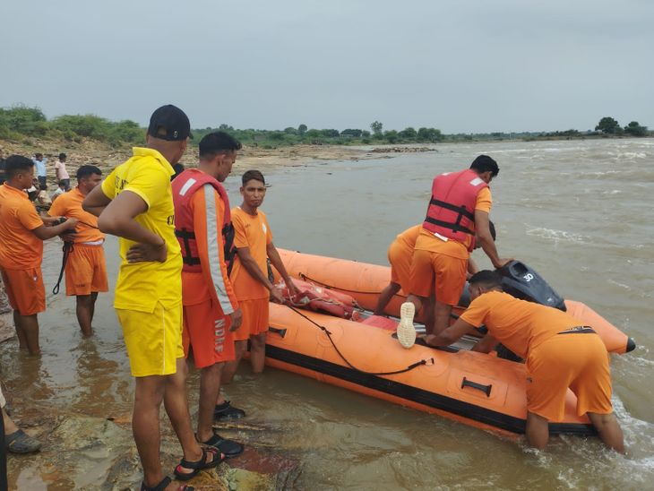 Went for wages, SDRF team did the rescue | पार्वती नदी में टापू पर फंसे 4 मजदूर: मजदूरी के लिए ...