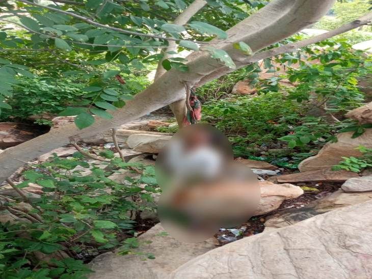 9th class student's body found hanging, blood stains on shirt and body ...