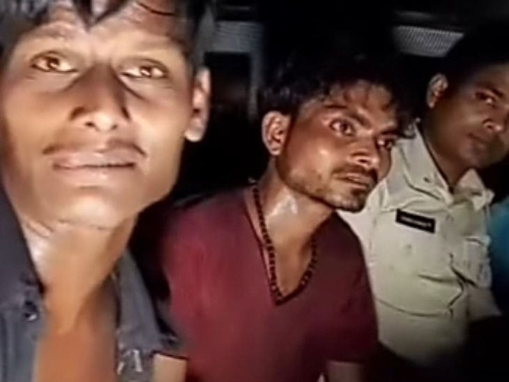 People thrashed the thief running away by snatching the mobile, then ...