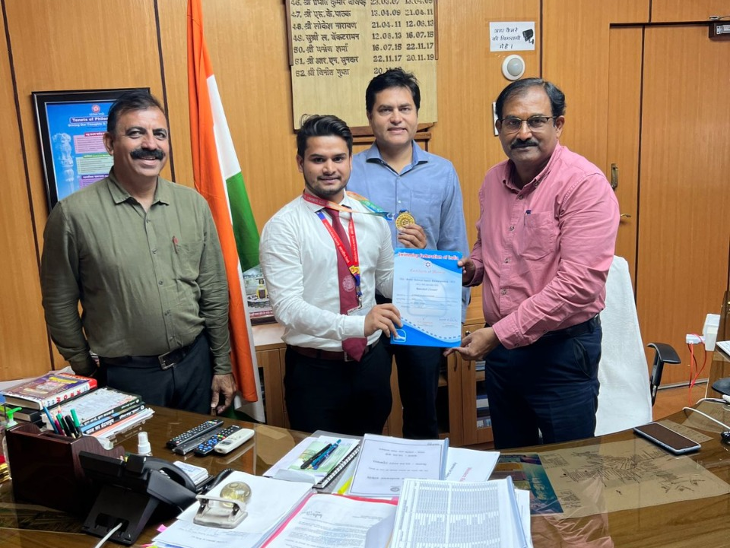 Deputy CTI, Ratlam DRM honored who won gold medal in Senior National ...