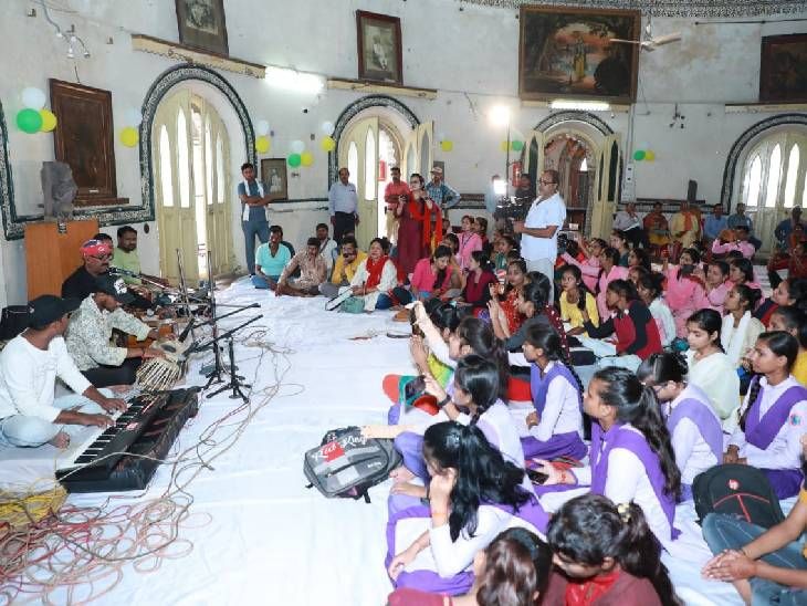 Rewa Gaurav Diwas: Music evening begins in venkat bhawan with the ...