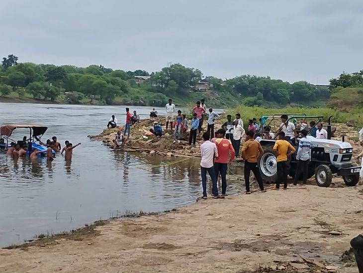 Water released from Pancham Nagar project, tractor submerged due to ...