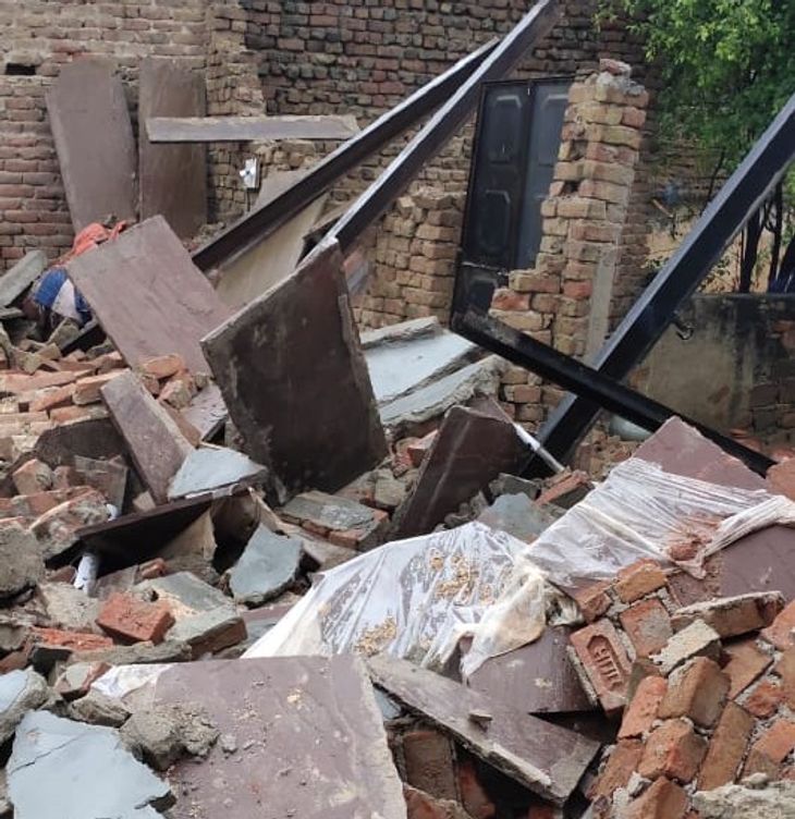 House collapsed in Bahadarpur, family moved to Punjab two days ago ...