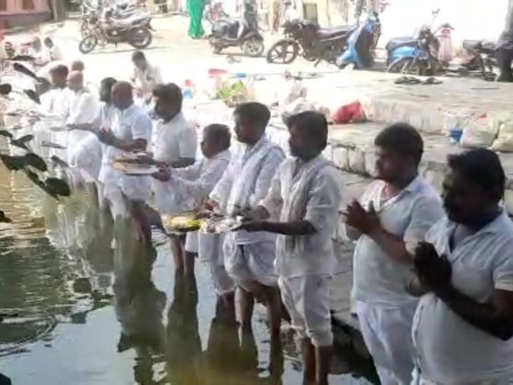 People also donated Pind to the martyrs including their ancestors at ...