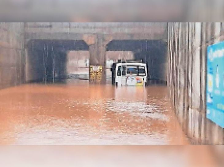 Many vehicles including two buses got stuck in water, drivers were ...