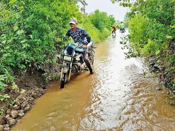 Rain water filled on the Badjiri-Gulai road, it is difficult to walk on ...