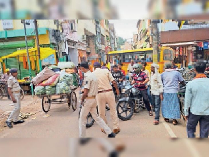 The traffic system of the city depends on untrained soldiers, the ...