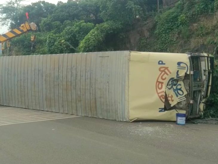 Driver got minor injury, accident happened in Maharashtra border in ...