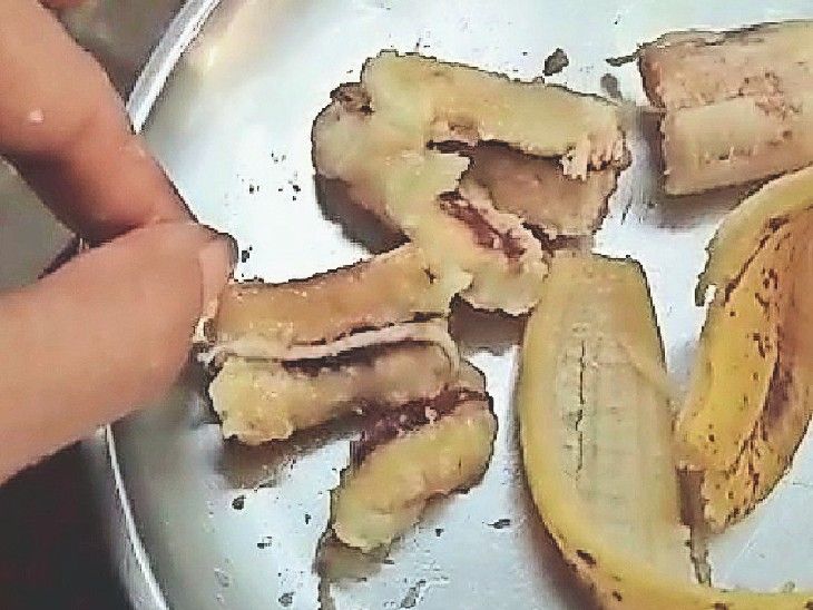 After eating the banana cover from above, you can see the long insects ...