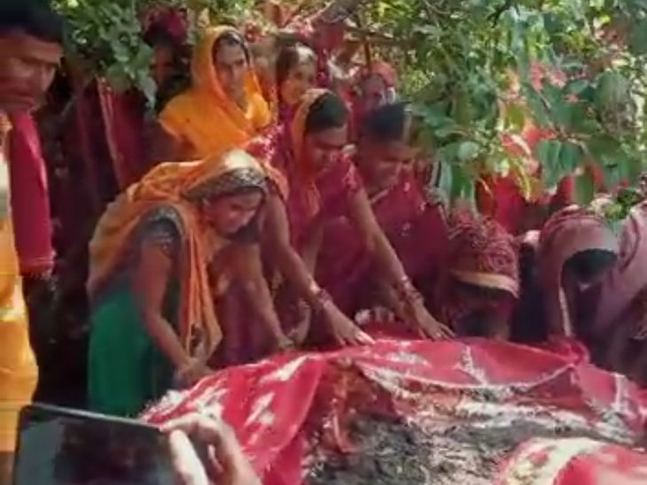 Devotees reached Aadhar Shila Mata Temple by taking 11 meter long ...