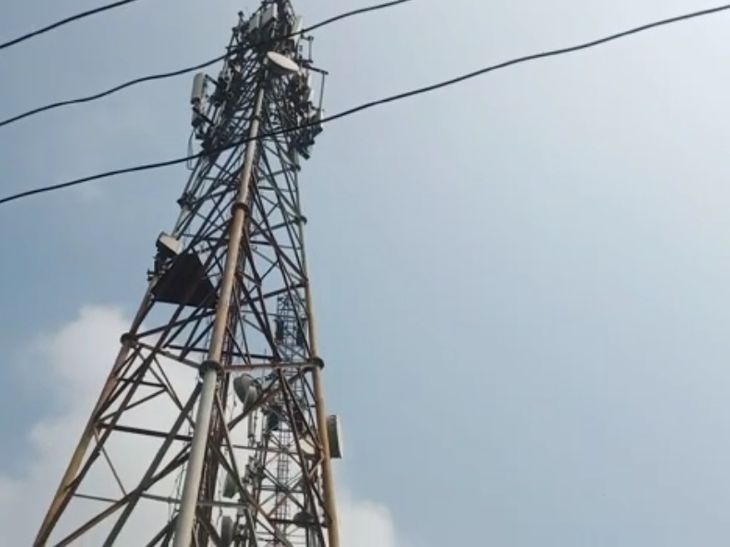 The miscreants entered by breaking the lock, mobile towers in three ...