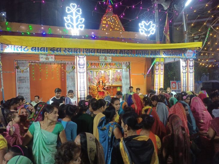 In the Silat Baba Devasthan Shiv Panchayan Temple, there is an influx ...