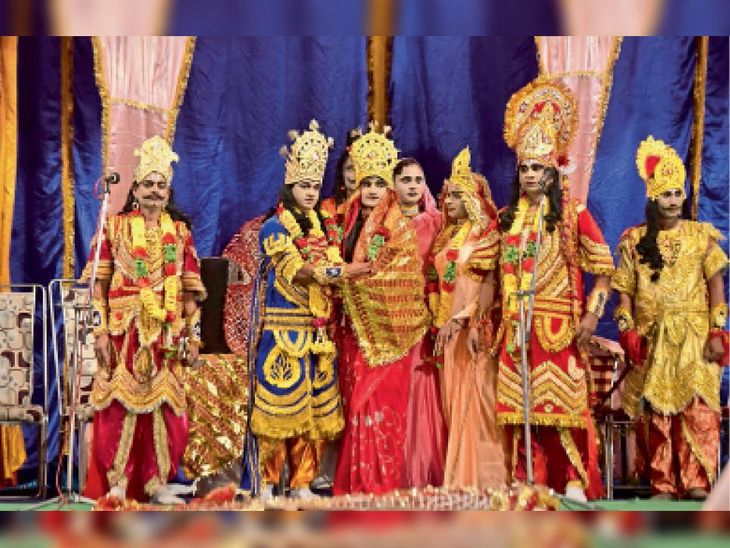 Naseeb Ali of Amethi who has been making effigies of Ravana since 1990 ...