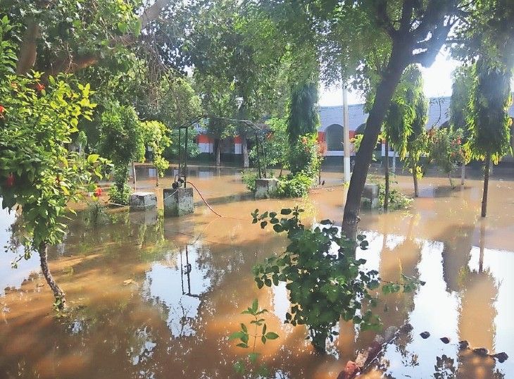Water filled in government schools of Singhwa Raghe-Dhand-Rajli-Serkhi ...