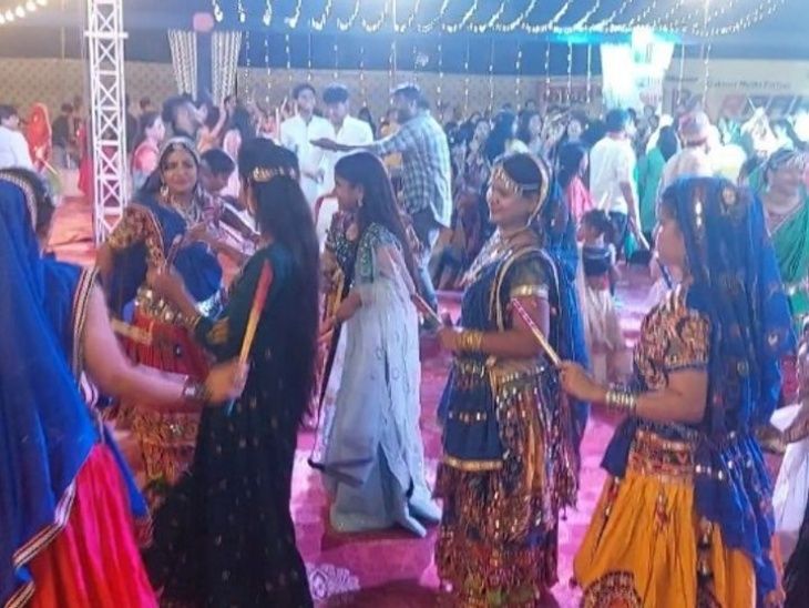 People arrived in large numbers to play Garba on the first day, enjoyed ...