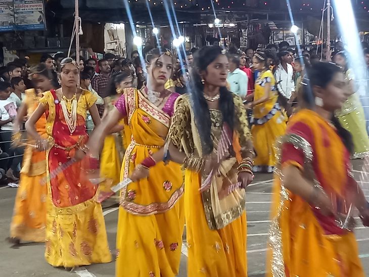 In Garba Pandal, girls are worshiping their mother with Garba, people ...