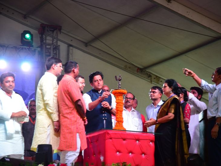 Ravi Kishan inaugurated by lighting the lamp, will enjoy the program of ...