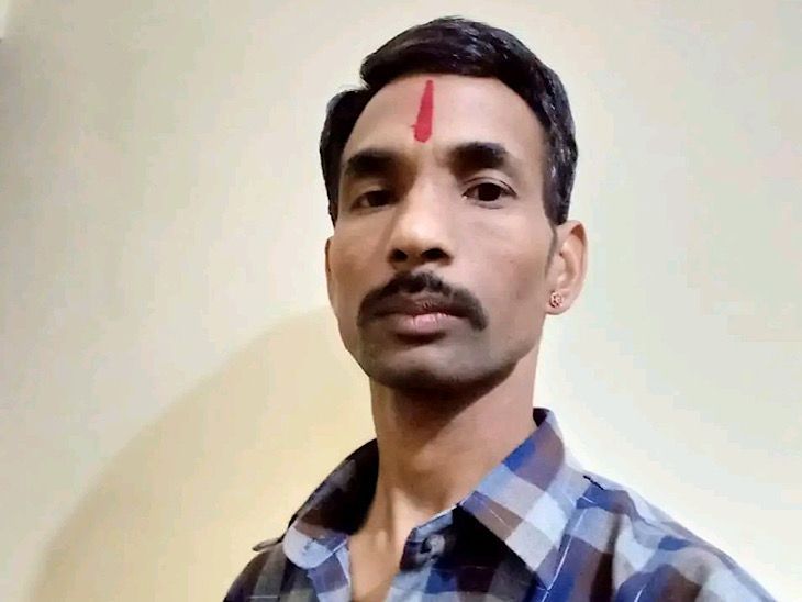 The robbers ran away after snatching the mobile of the victim sitting ...