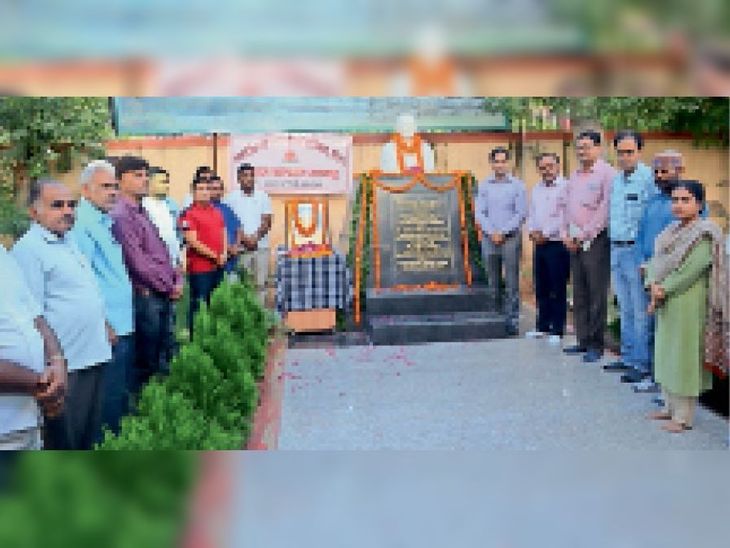 Liberated the country by following the path of non-violence, satyagraha ...