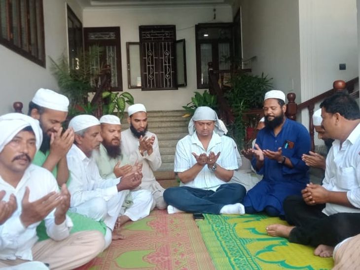 Former MLC Parvez Ali along with the workers prayed for the former CM ...