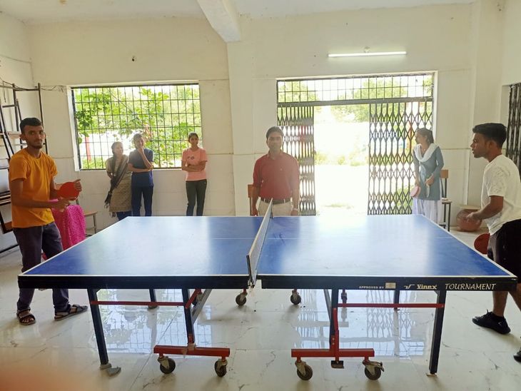 Pushpendra and Priyanka Raikwar were first in badminton competition | पीजी कॉलेज में खेलकूद ...