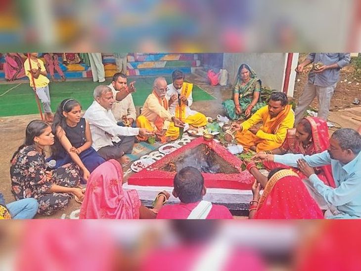 Havan-worship took place on Durga Ashtami, devotees gathered to have ...