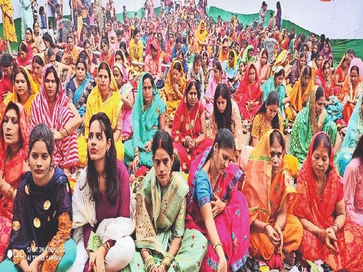 108 lamps lit on sandhi puja, offering 108 lotus flower garlands | आरती ...