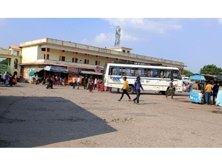 The new bus stand becomes deserted at night, the old buses run | बस ...