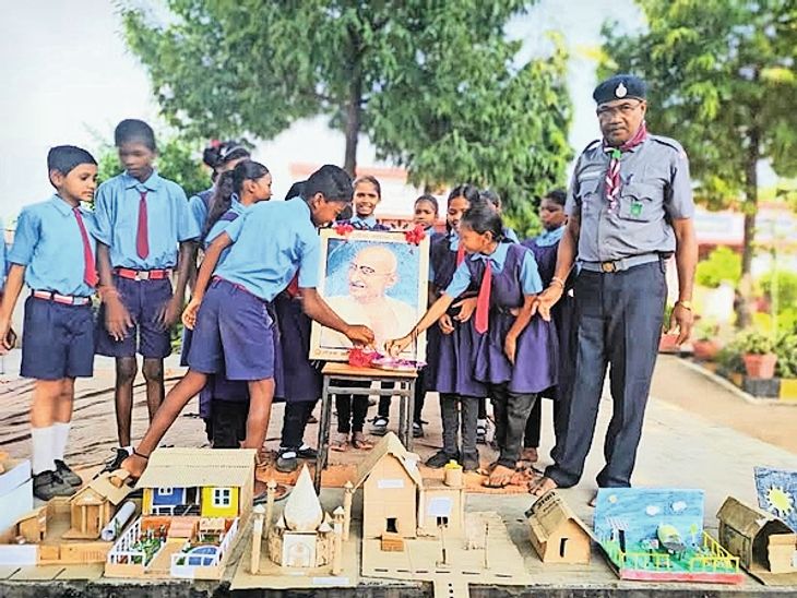 Children made a model by juggling with junk, also put up an exhibition ...