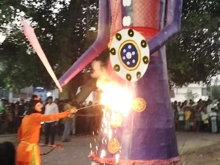 The army of monkeys crowded with the army of demons, Lord Shri Ram ...