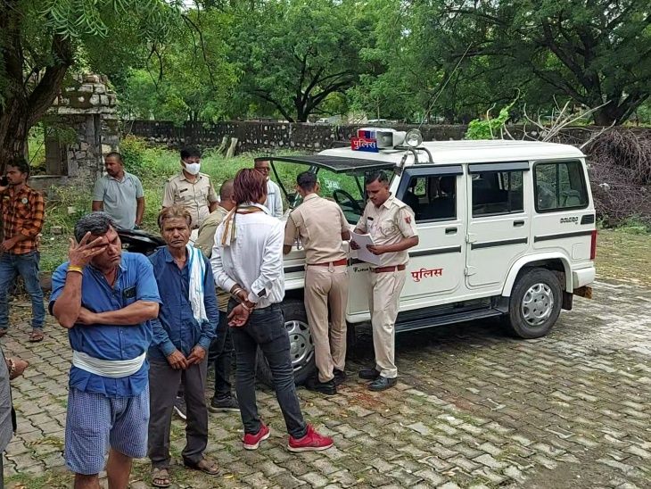 Fighting with rods and sticks, police engaged in search of accused ...