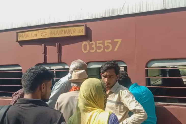 Mavli was sitting in the compartment of the Marwara train at Amet ...