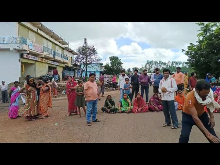 Villagers demonstrated for four hours on the Samnapur-Bichhiya road; On ...