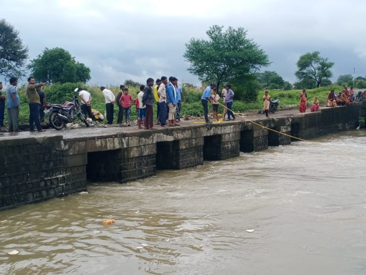 Despite the water on the bridge, the husband and wife riding the bike ...