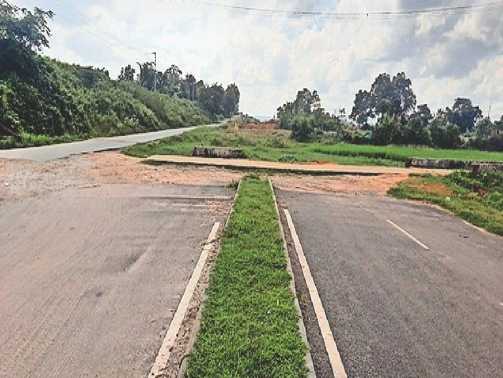 Construction of four lane road from Chitarpur railway overbridge to Rajrappa Chinnamastika ...