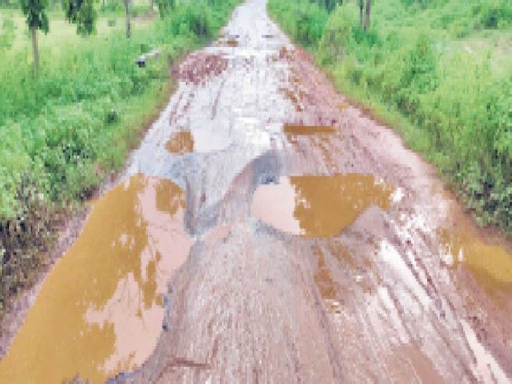 3 important roads of Dumri block have become bad due to lack of repair ...