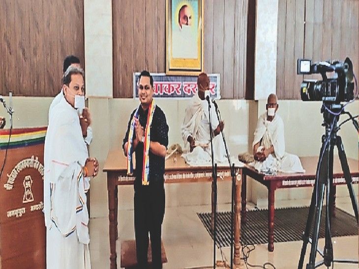 Untimely and uncontrolled nectar food is also like poison. | जैन दिवाकर ...