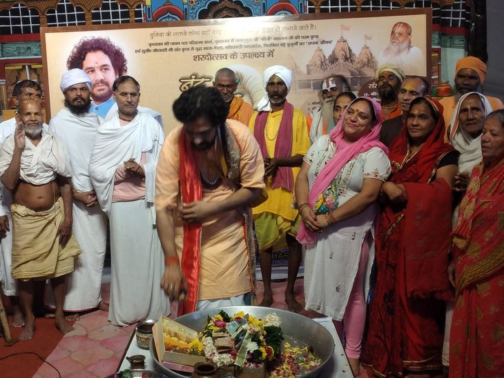 Foundation stone of Nand Yashoda Dham Ashram on Parikrama Marg, people ...