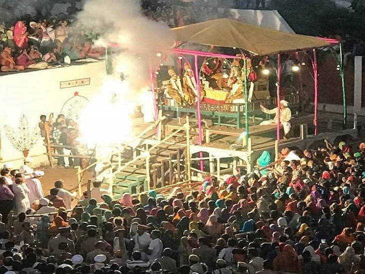 See the morning aarti of the world famous Ramlila in 7 photos, Devotees ...