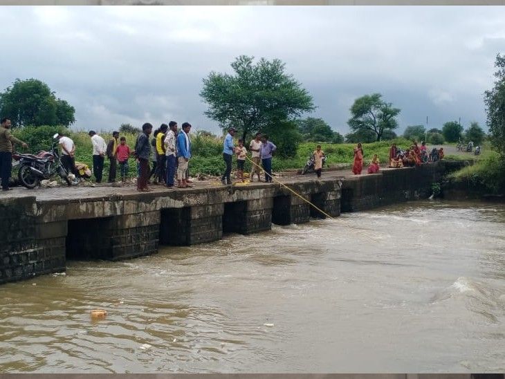 Couple flows in the drain, husband 500 m. Only the wife's sari was ...