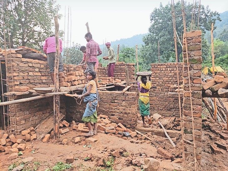 Construction of 47 incomplete houses started in Pandariya- Bodla block ...